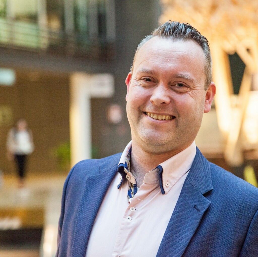 Column Cyriel Oude Hengel: Politieke Snollebollekes - Travelpro