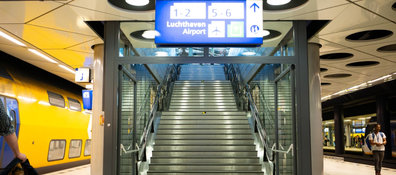 Nieuwe trappen, roltrappen en liften op station Schiphol Airport ...