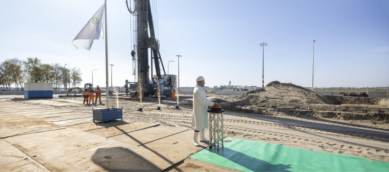 Eerste paal nieuwe Transavia hangaar op Schiphol - Travelpro